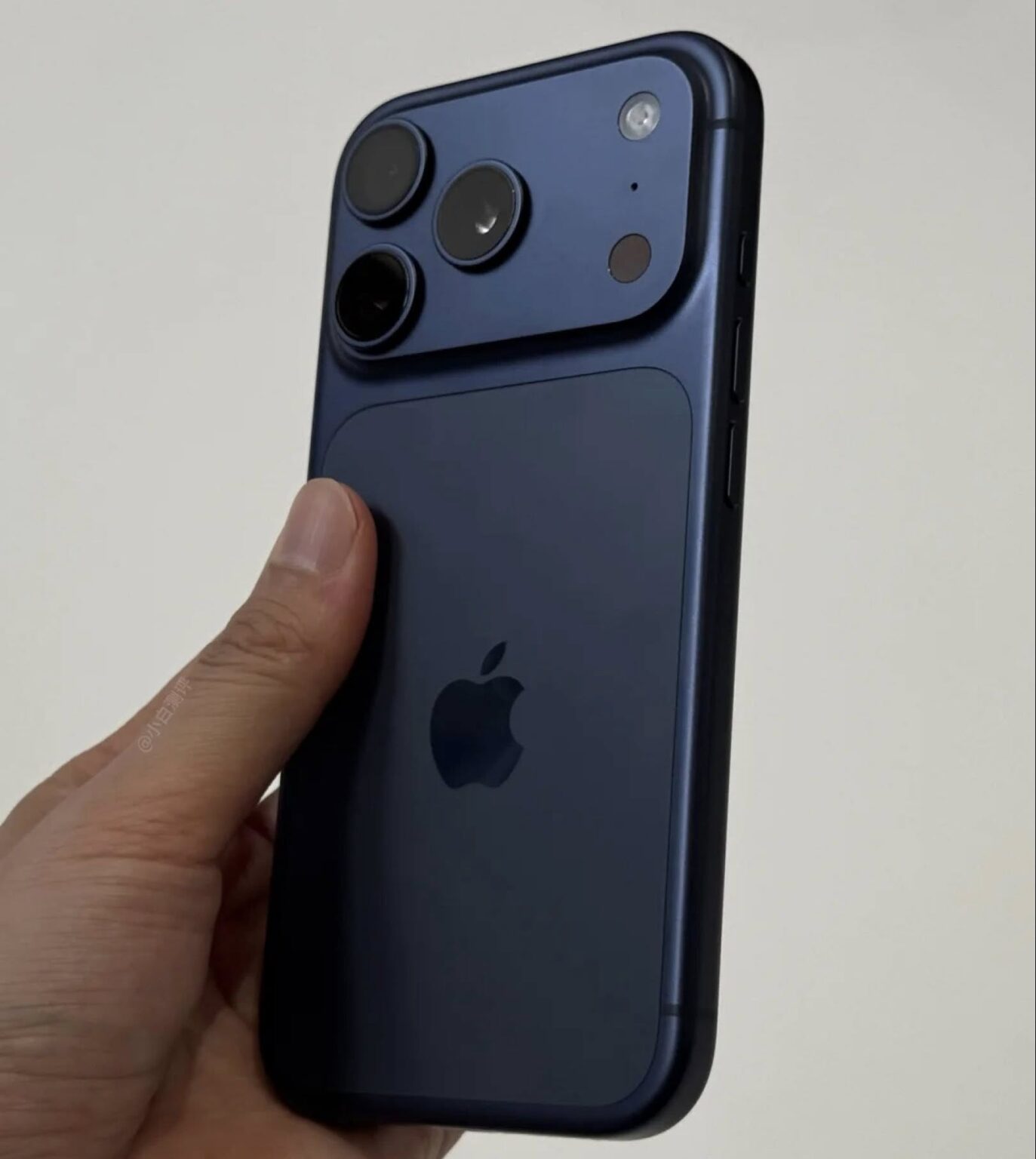 iPhone 17 Pro 系列真机上手！星宇橙、深蓝色、银色选哪个？ – LEESHARING